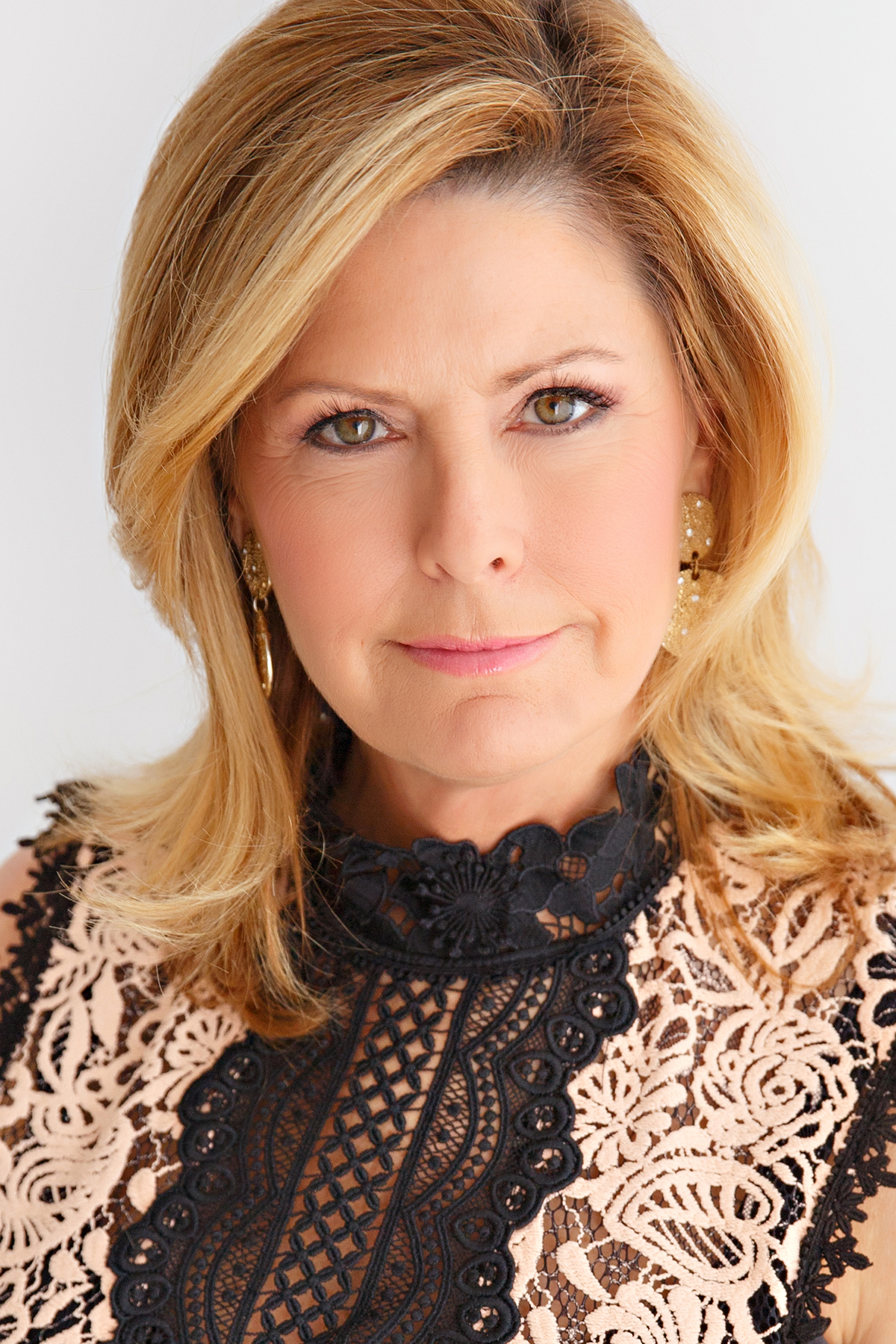 Nina Easton Speaking Engagements, Schedule, & Fee | WSB